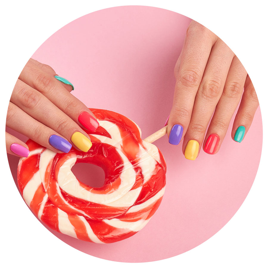 10 Καλοκαιρινά & εντυπωσιακά σχέδια για νύχια που ξεχωρίζουν - WeBuzz.gr