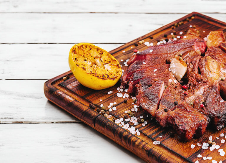 Μπριζόλες στο Φούρνο: 5 Κλασικές Ελληνικές Συνταγές - WeBuzz.gr